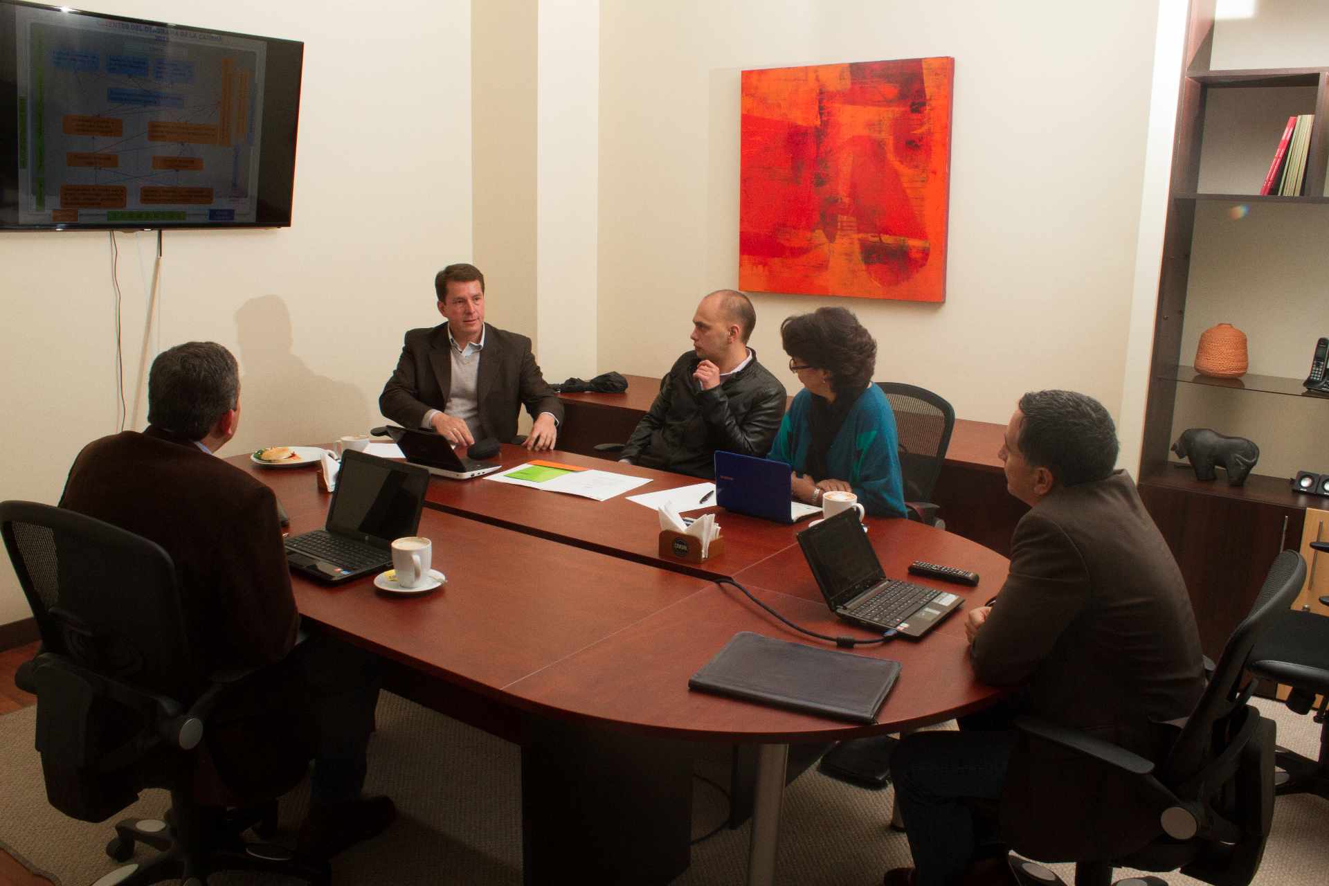 Cowork Cafe. Claudio Aliaga 1239 entre Enrique Peñaranda y René Moreno ...