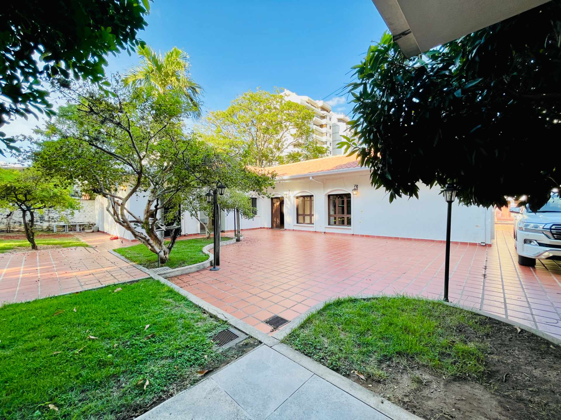 CASA EN VENTA A PRECIO DE TERRENO SOBRE LA CALLE RENE MORENO ...